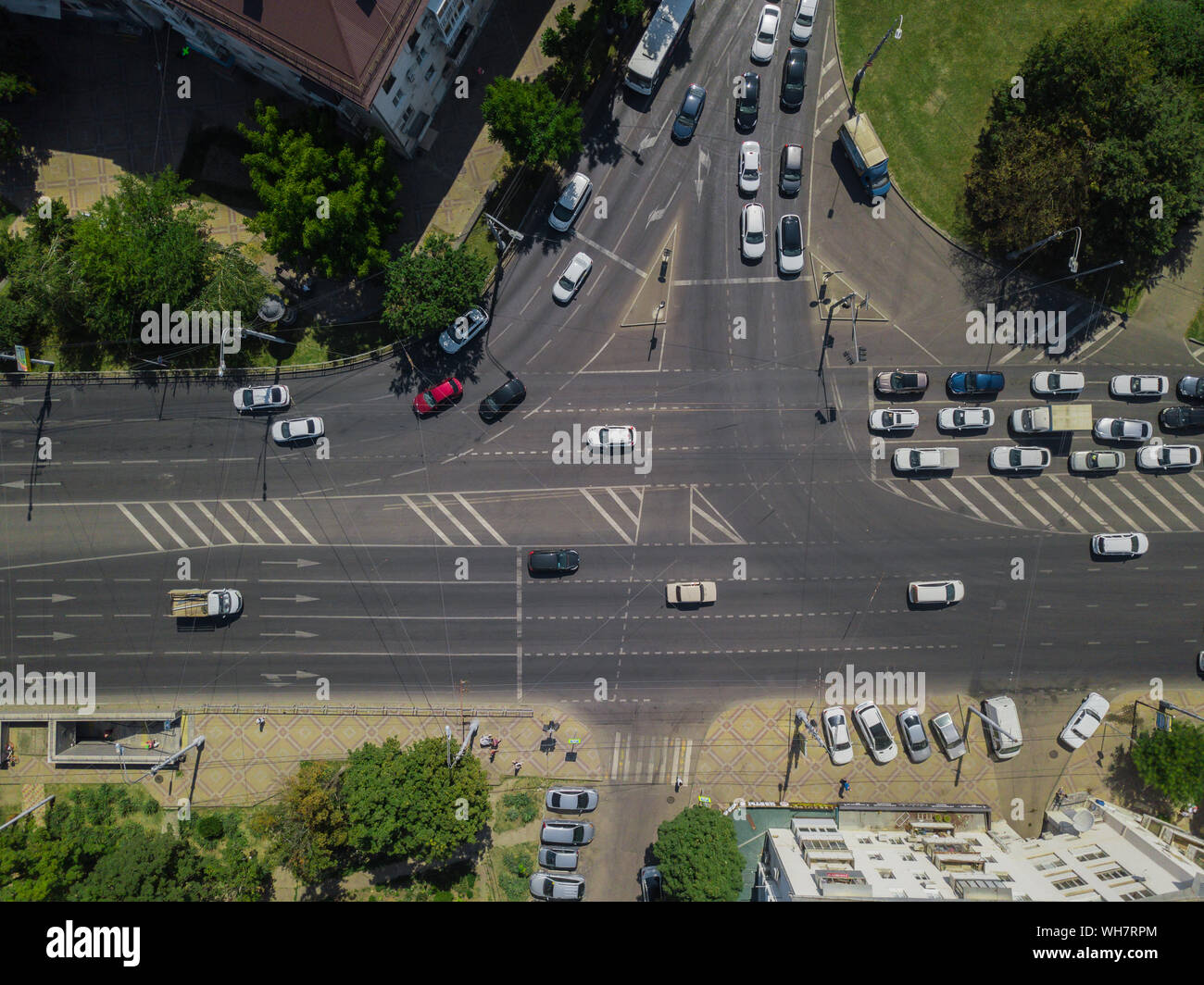 Cars driving through busy intersection hi-res stock photography and ...