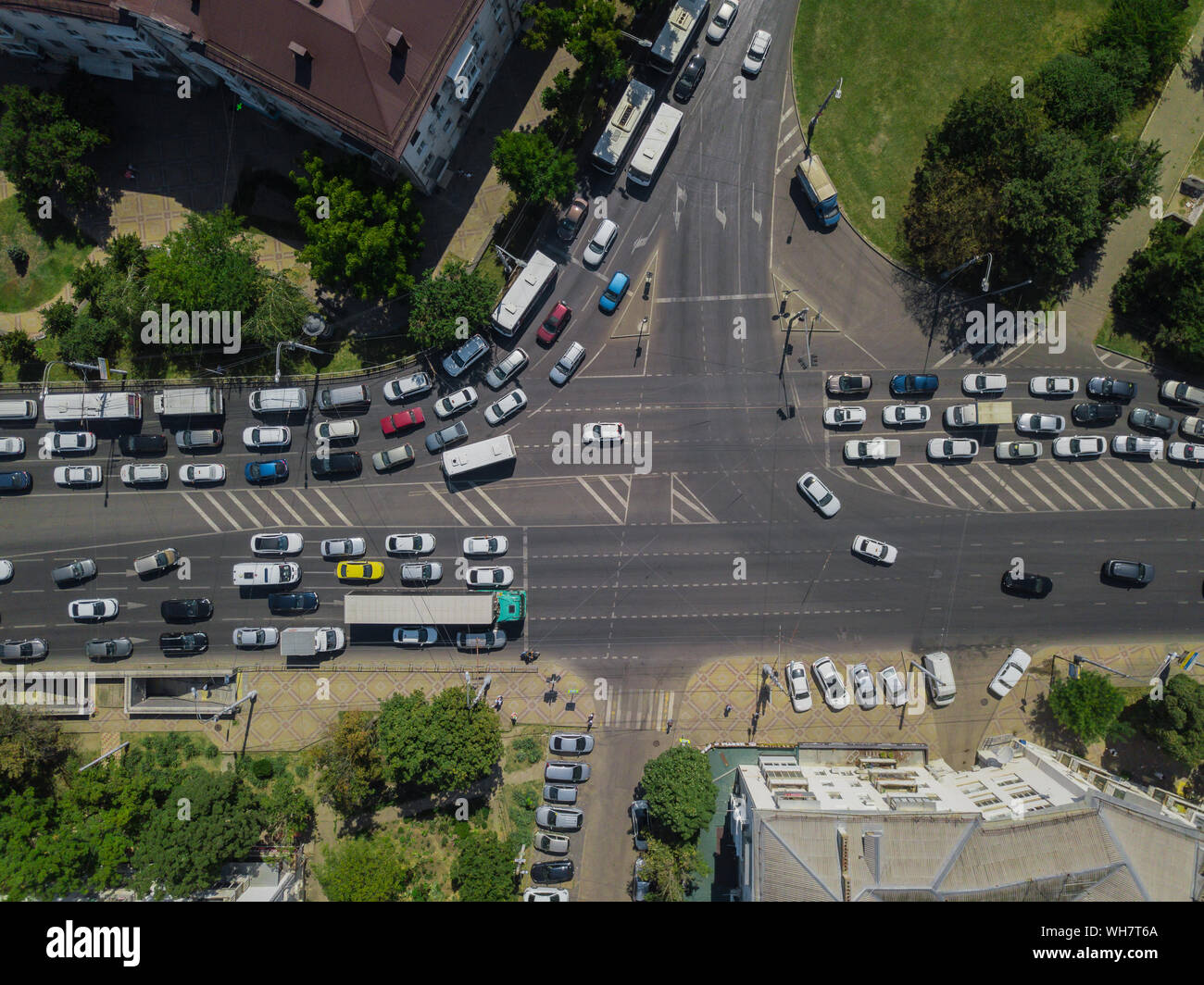 Cars driving through busy intersection hi-res stock photography and ...