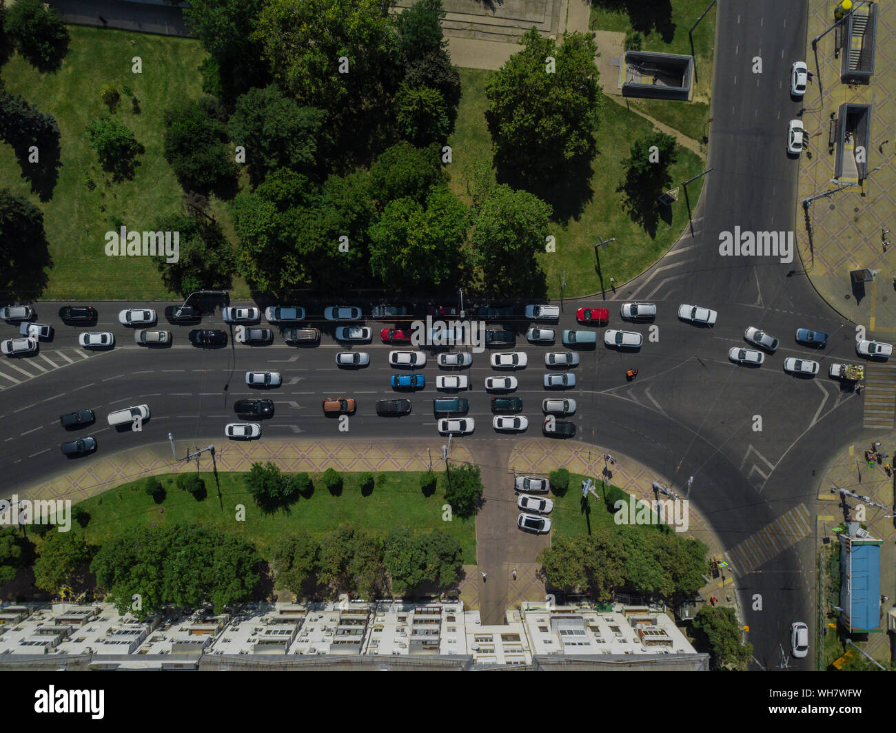 Cars driving through busy intersection hi-res stock photography and ...