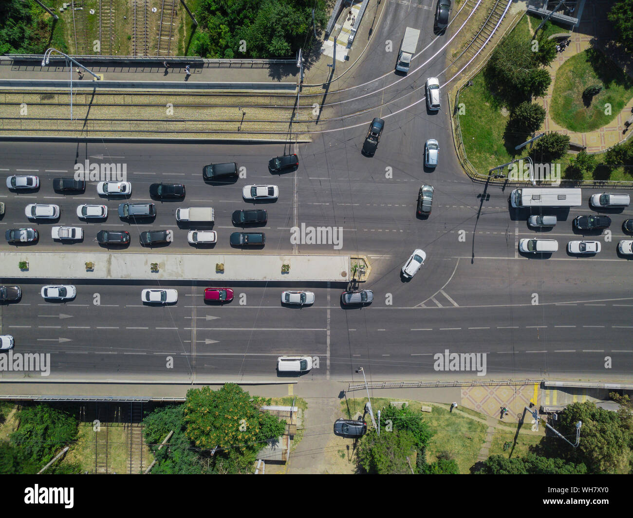 Cars driving through busy intersection hi-res stock photography and ...
