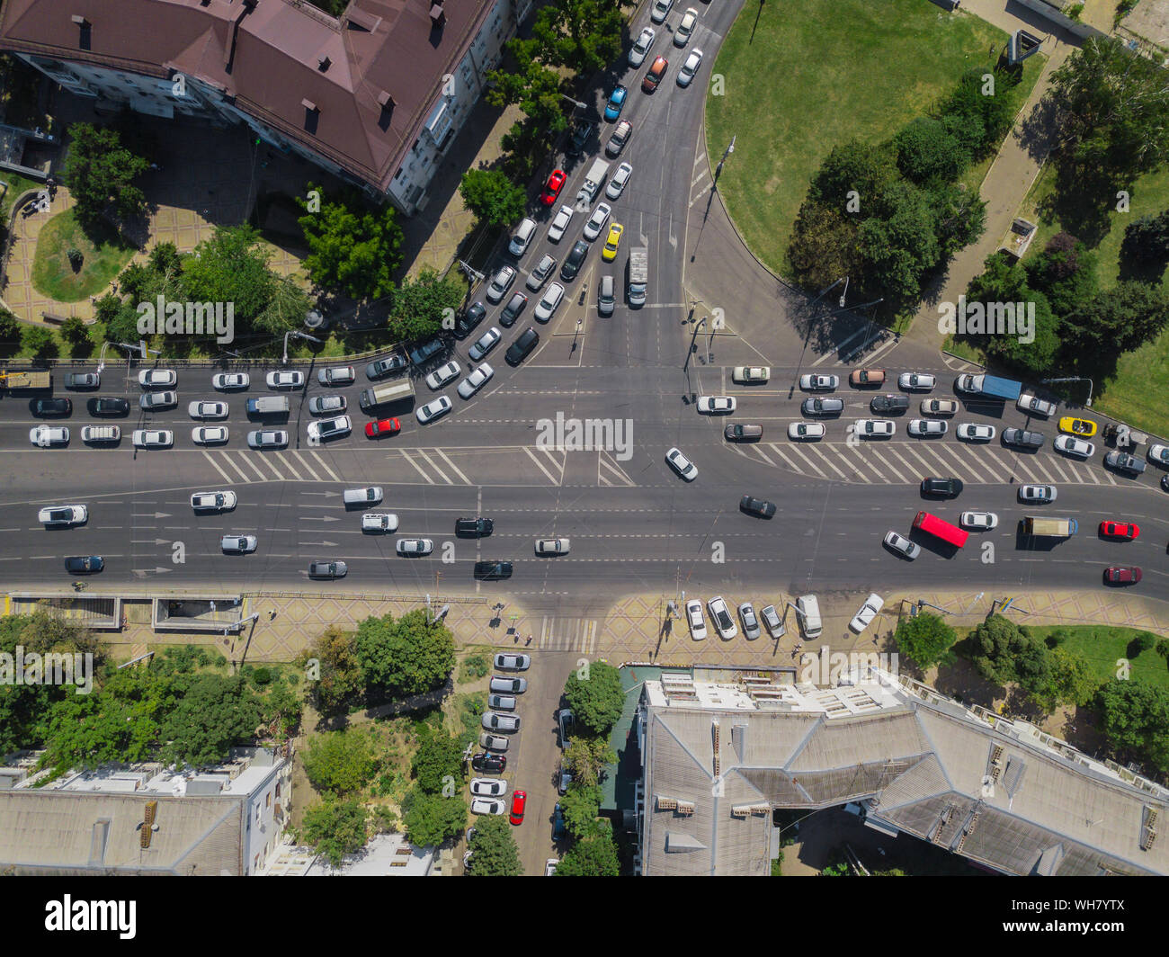 Cars driving through busy intersection hi-res stock photography and ...