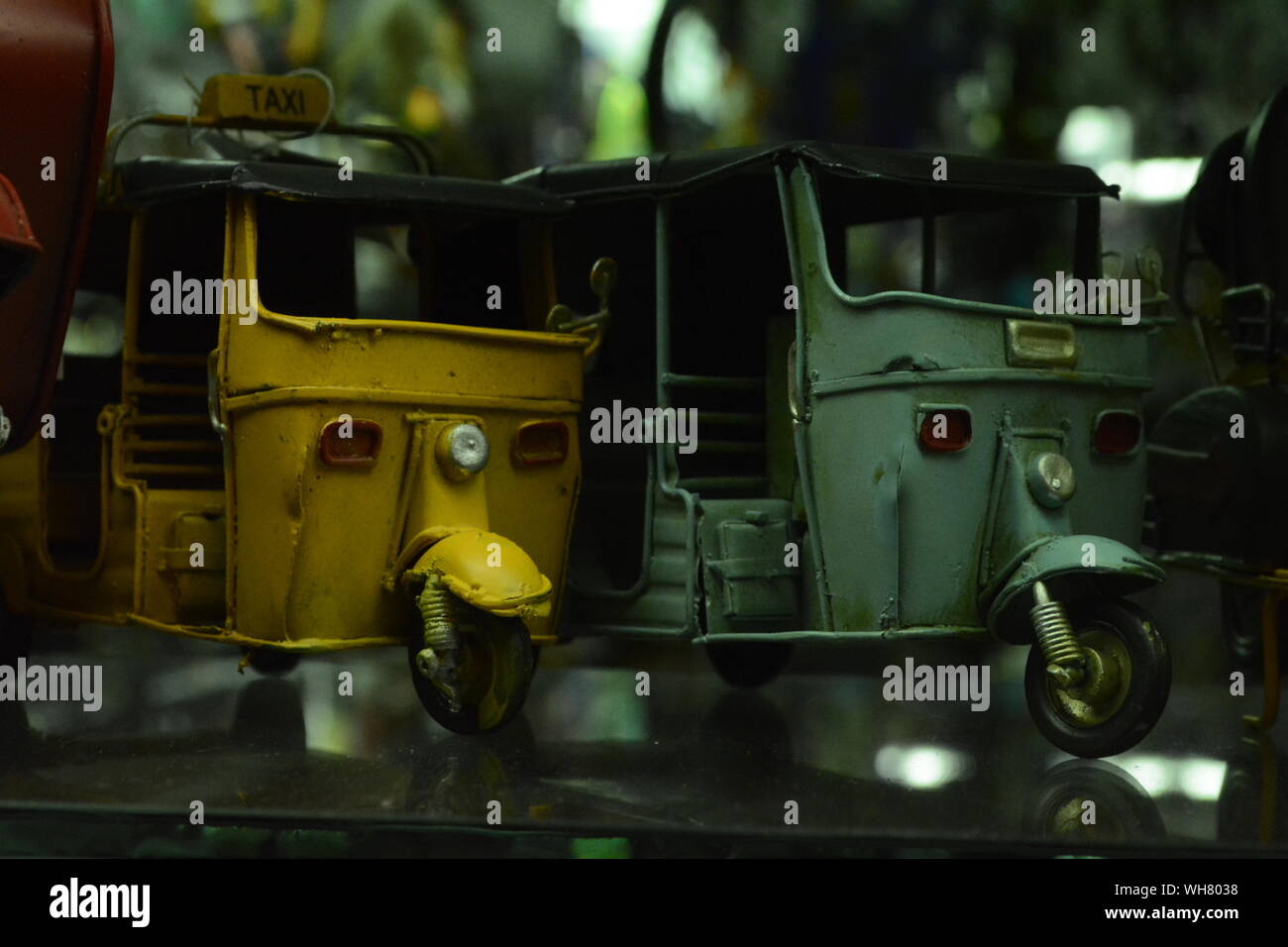 Retro yellow taxi hi-res stock photography and images - Alamy