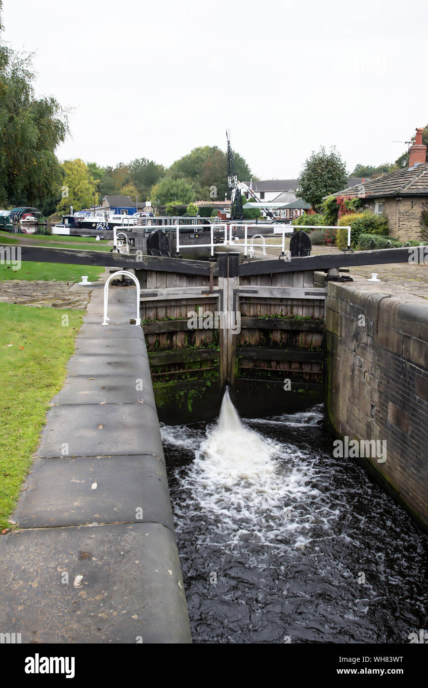 Calder and hebble navigation canal hi-res stock photography and images ...