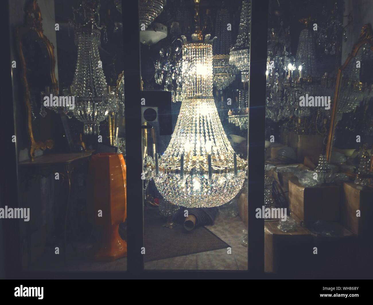 Crystal chandeliers hi-res stock photography and images - Alamy
