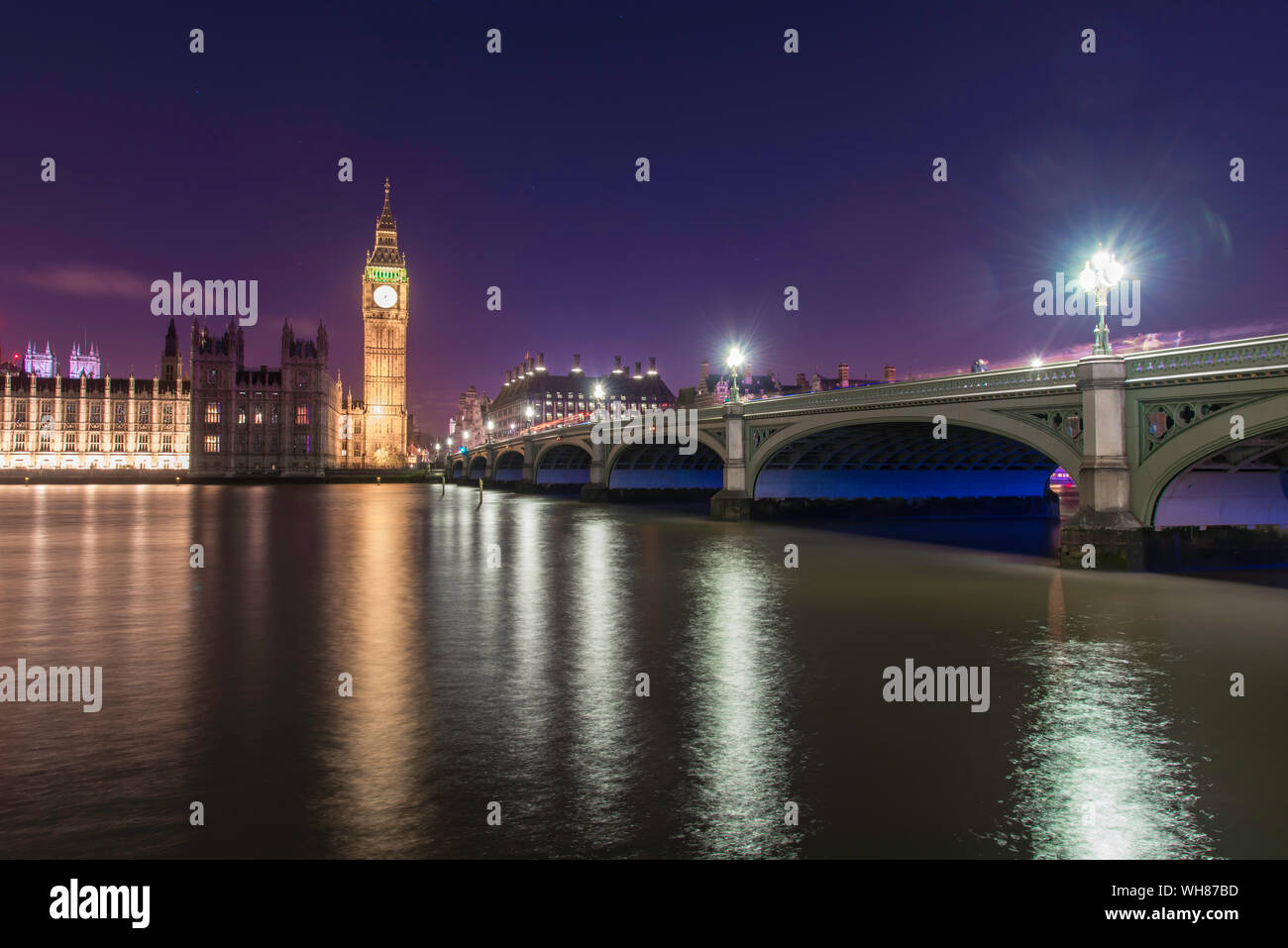 London cityscape night hi-res stock photography and images - Alamy