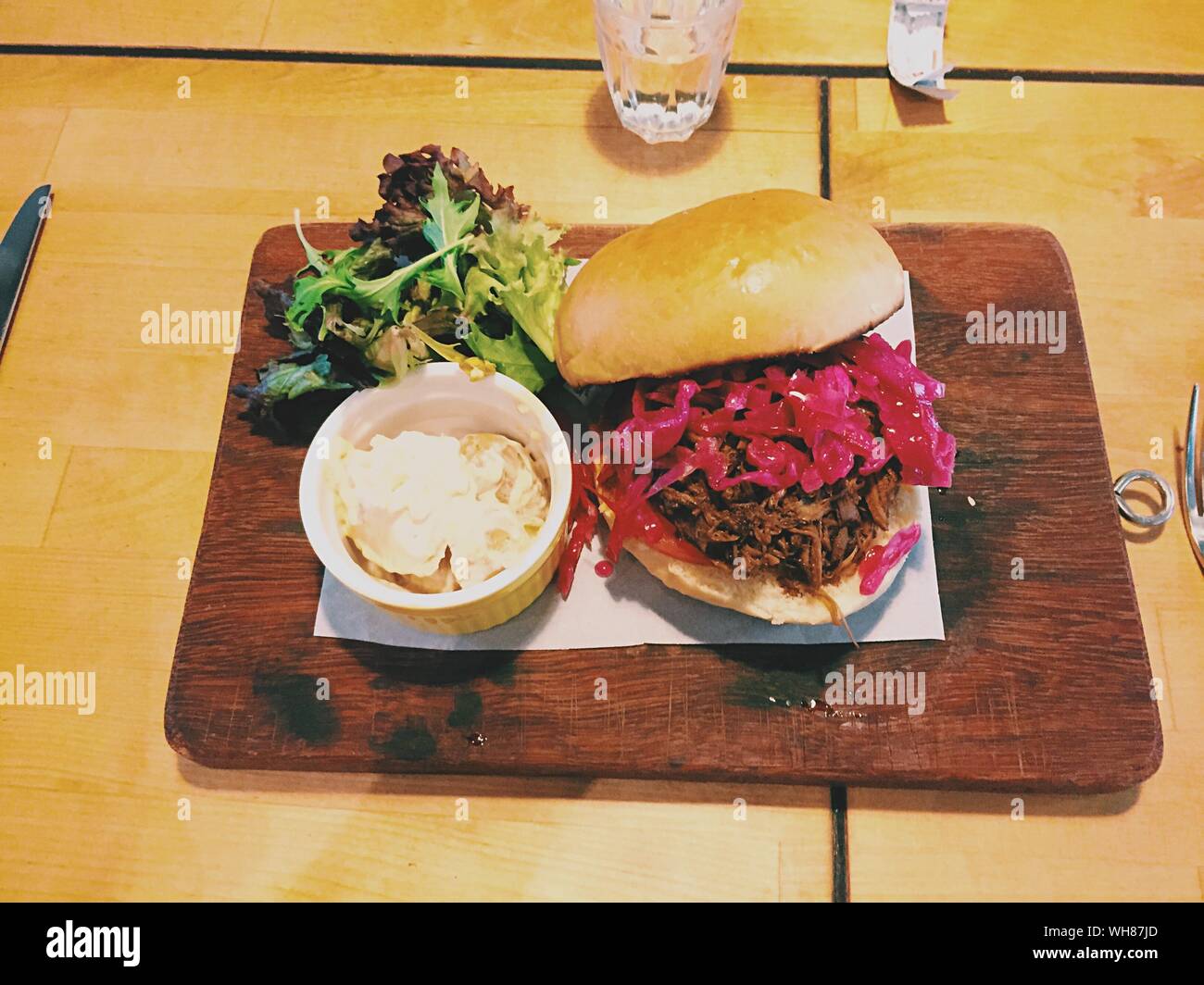 Burger chopping board hi-res stock photography and images - Alamy