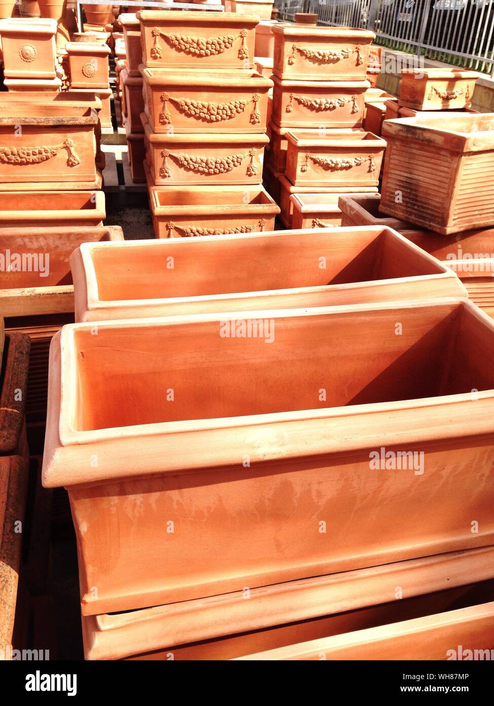 Empty flower pots hi-res stock photography and images - Alamy