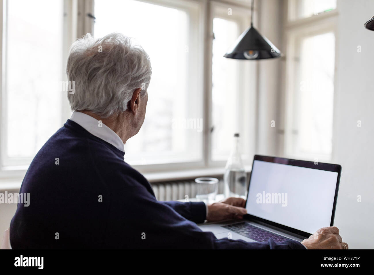 Senior man looking computer screen hi-res stock photography and images ...