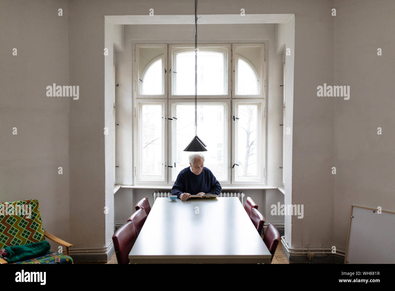 Book reading table hi-res stock photography and images - Alamy