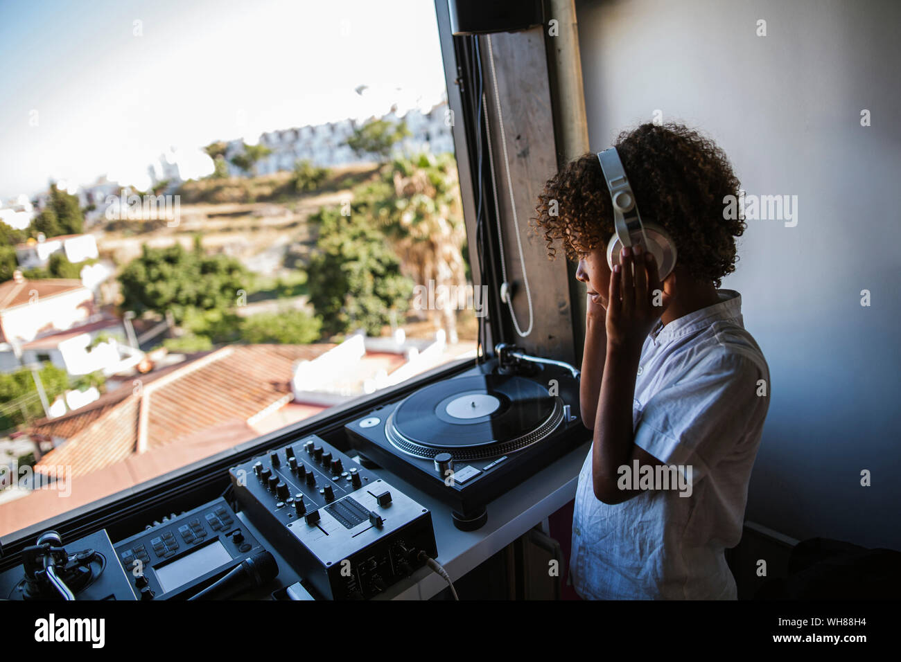 One turntable hi-res stock photography and images - Alamy