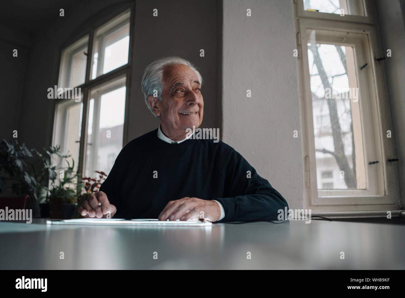 Man using computer graphics tablet hi-res stock photography and images ...
