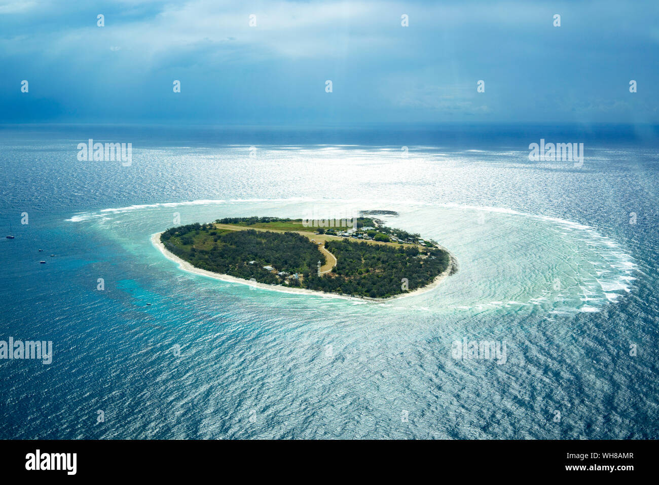 Aerial view of Lady Elliot Island with coral cay, Great Barrier Reef ...