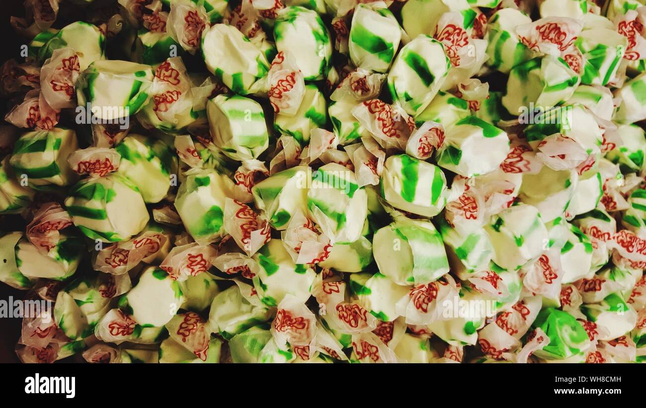 Wrapped candies hi-res stock photography and images - Alamy