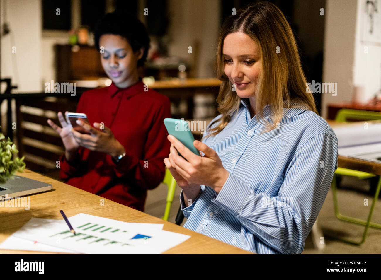 People in modern office mobile phones hi-res stock photography and ...