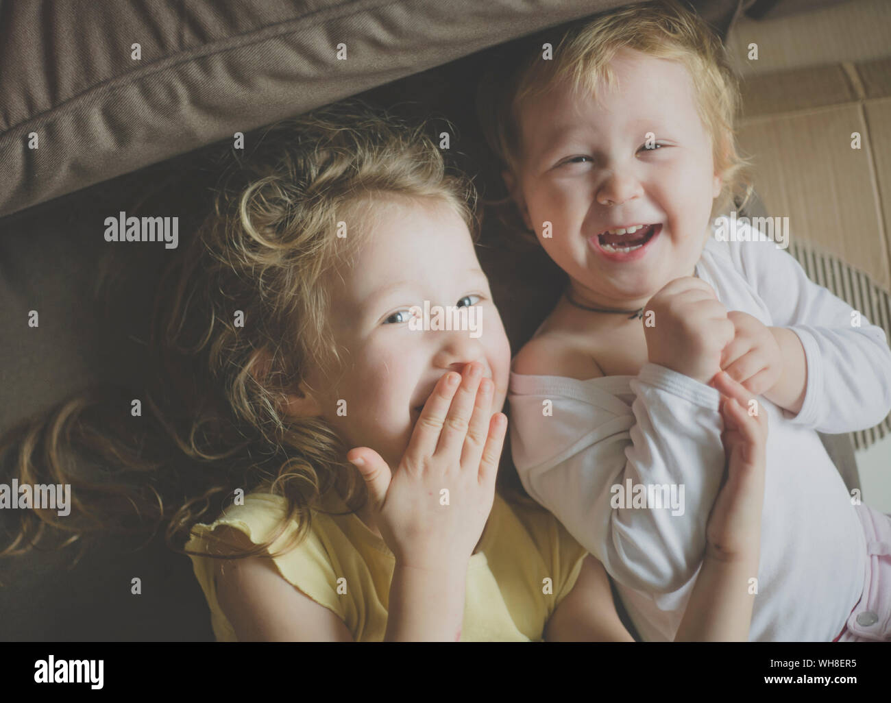 Two cute little sisters laughing hi-res stock photography and images - Alamy