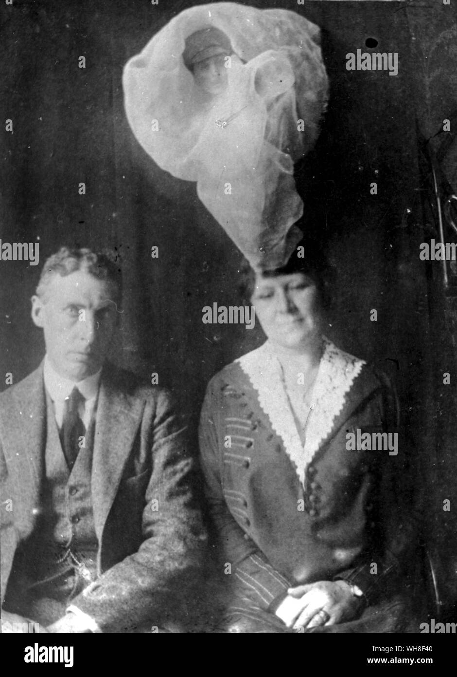 Spiritualism seance hi-res stock photography and images - Alamy