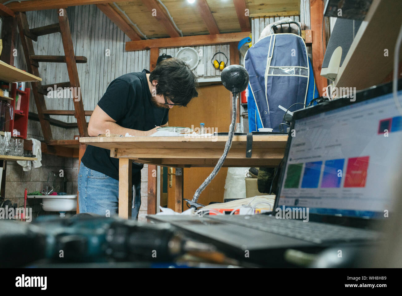 Modern sculptor working hi-res stock photography and images - Alamy