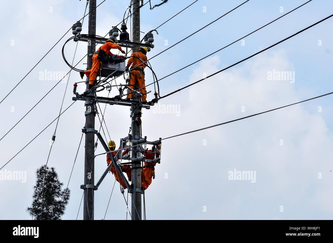 Men working on electricity pylon hi-res stock photography and images ...