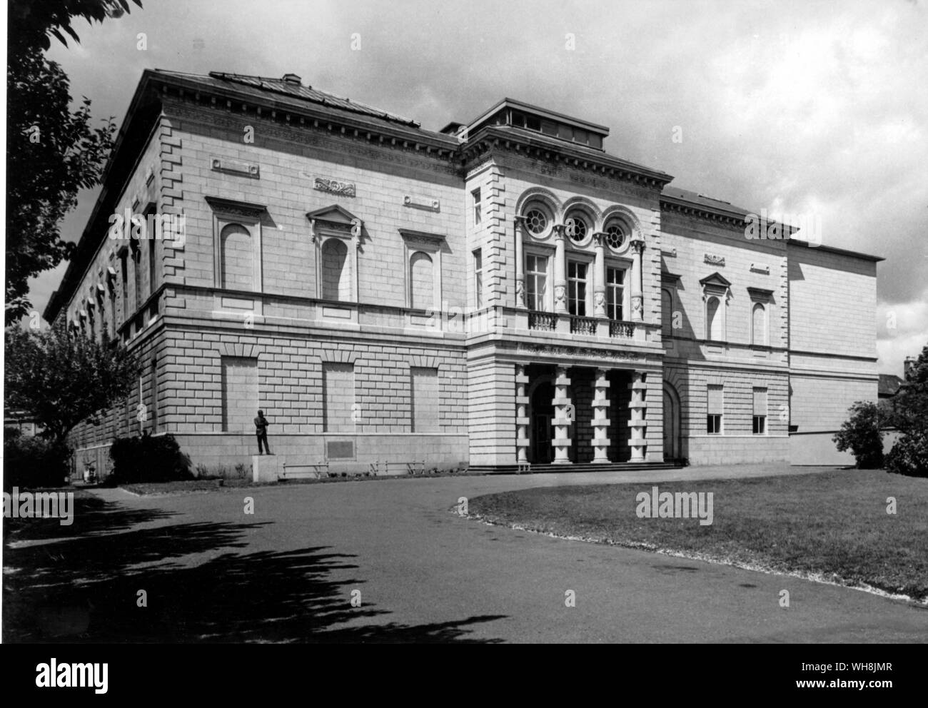 National Gallery of Ireland with the statue of George Bernard shaw by ...