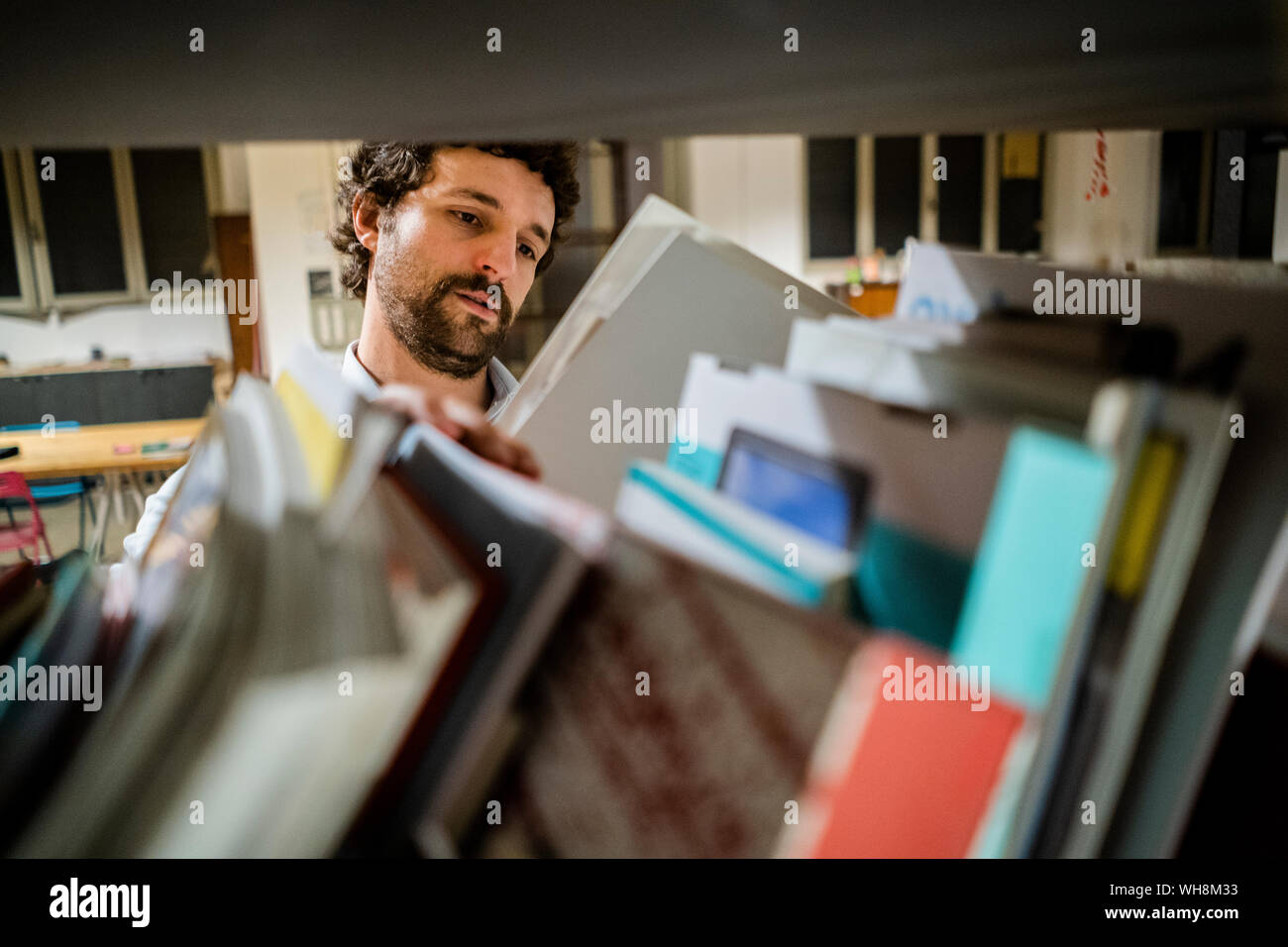 Reading shelf hi-res stock photography and images - Alamy