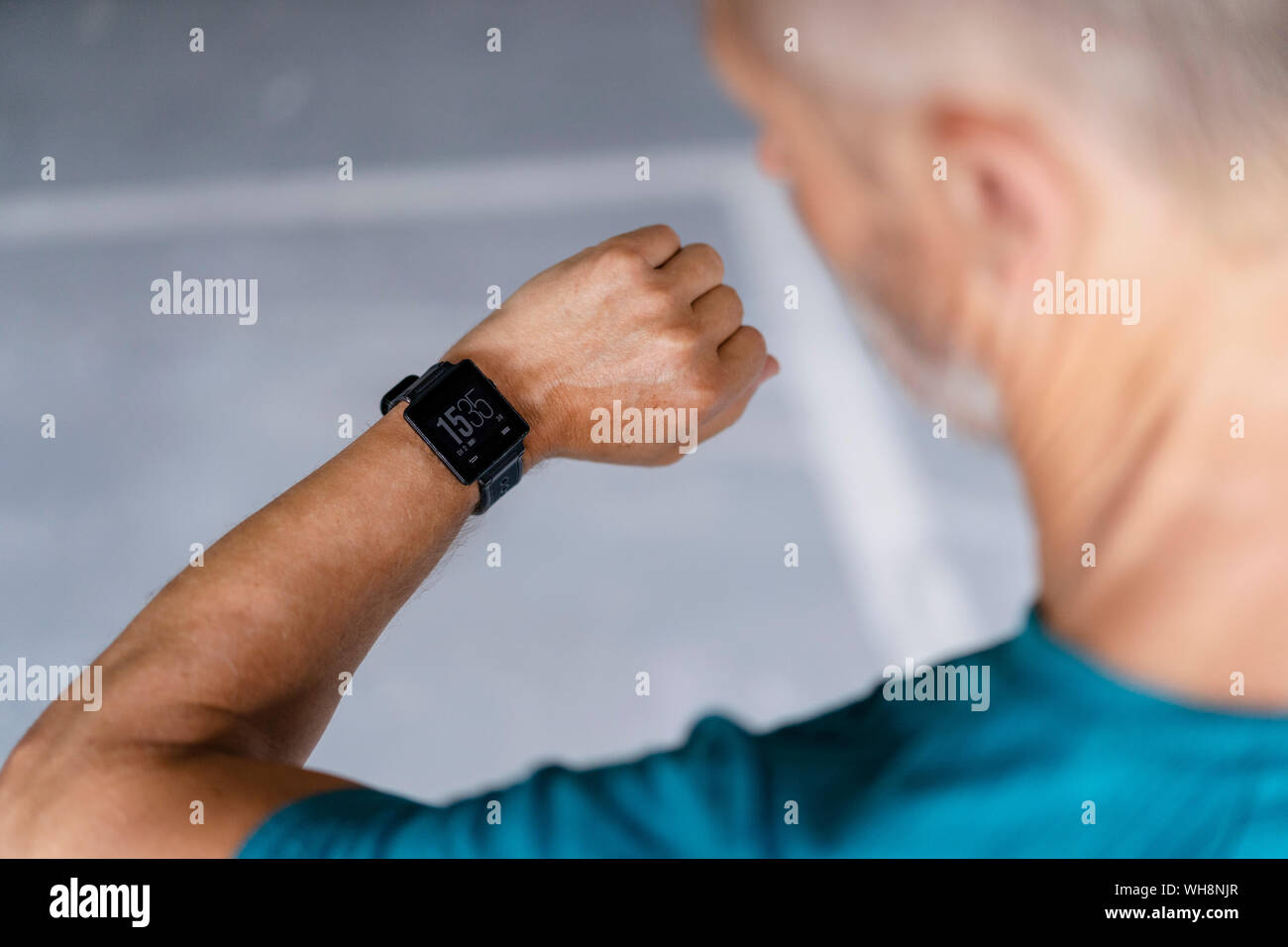 Sporty man checking his smartwatch Stock Photo - Alamy