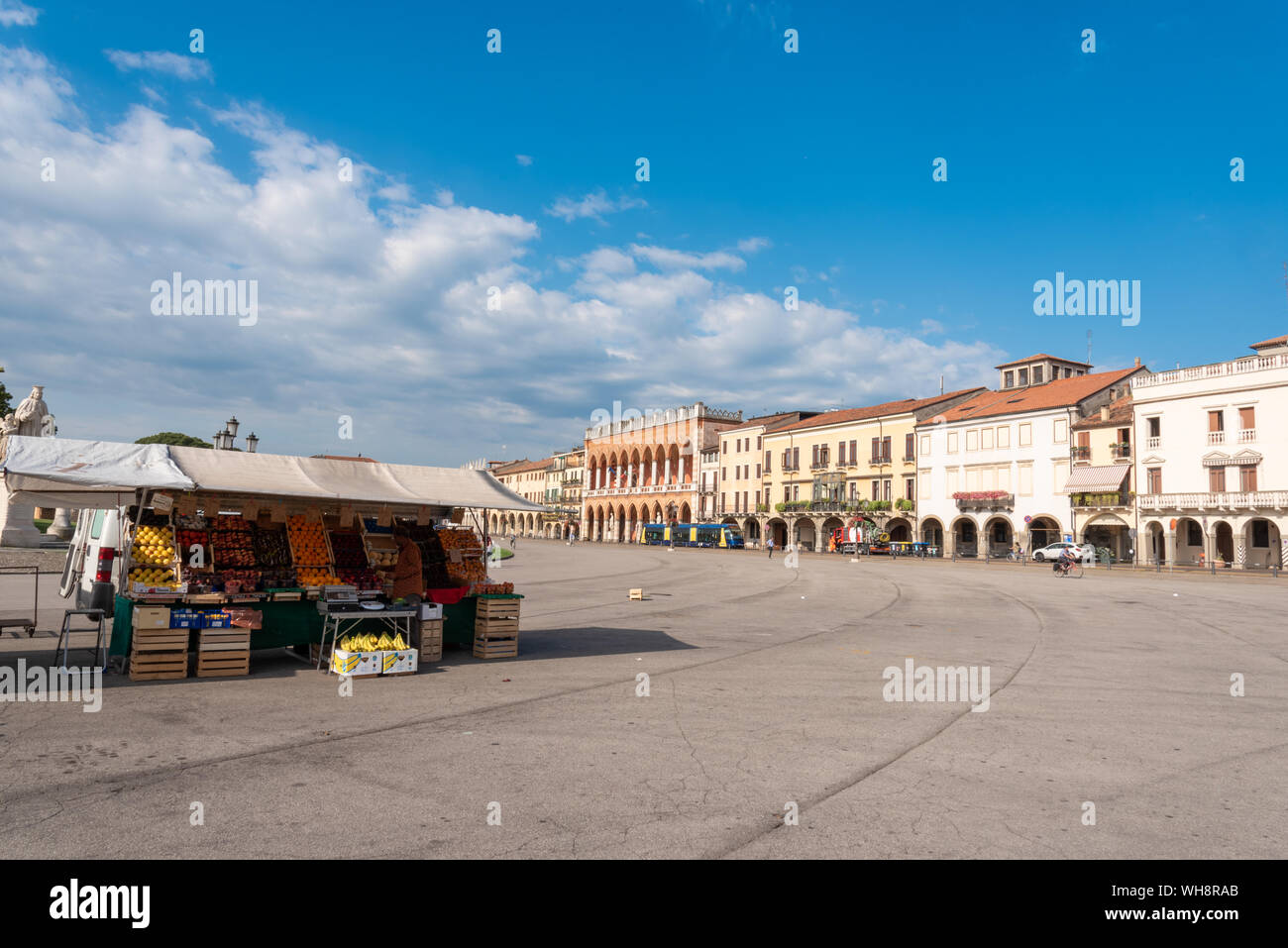 Street market Padova Prato della Valle Stock Photo - Alamy