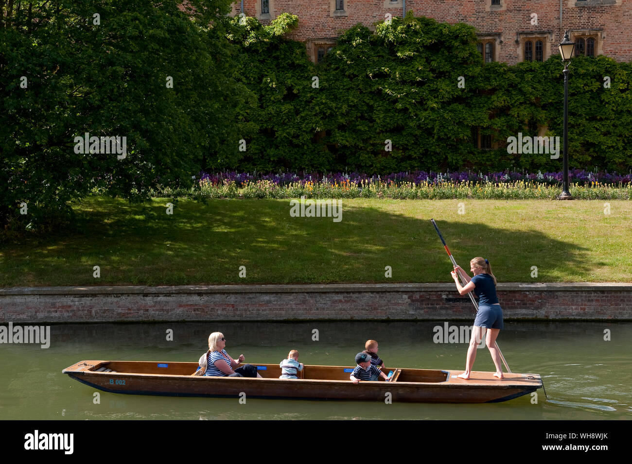 Punting family hi-res stock photography and images - Alamy