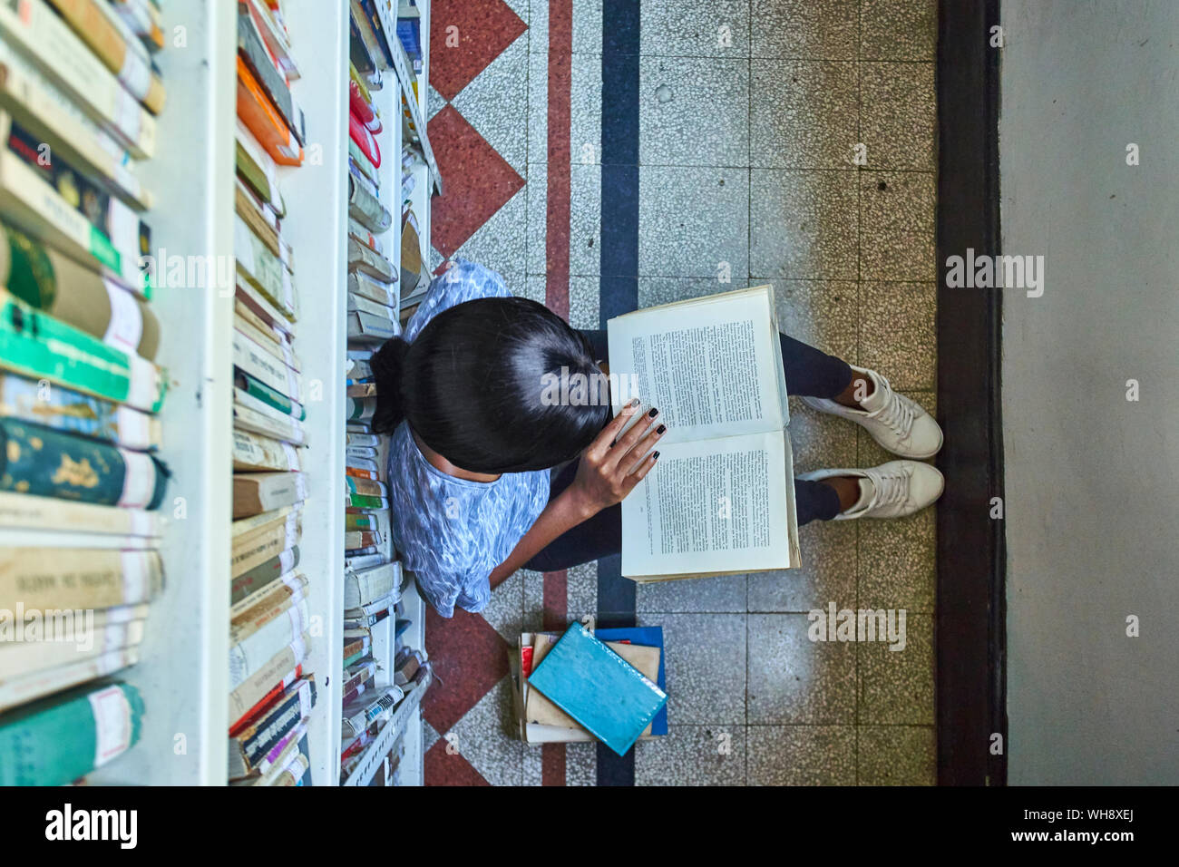 Book on a shelf hi-res stock photography and images - Alamy