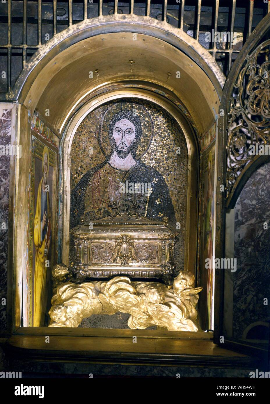 Niché hi-res stock photography and images - Alamy