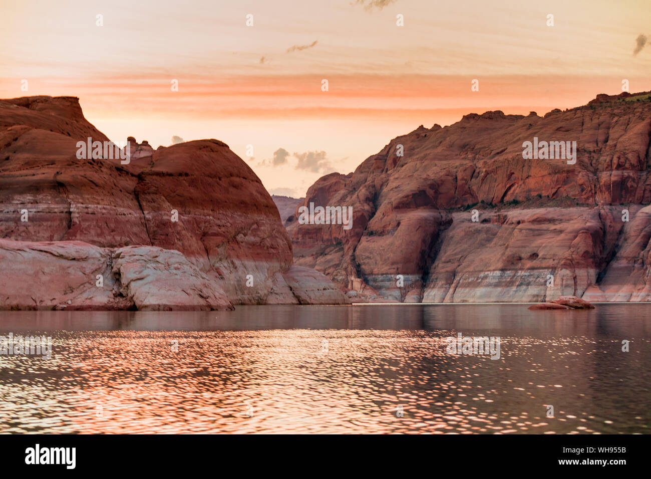 Dusk lake hi-res stock photography and images - Alamy