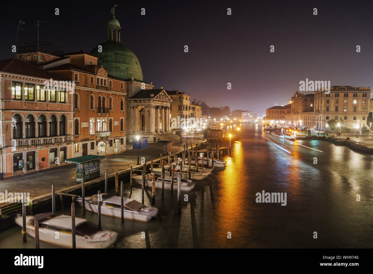 Grand Canal night view of San Simeon Piccolo with traditional buildings ...