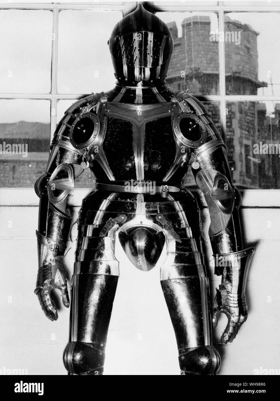 Suit of plate armour hi-res stock photography and images - Alamy