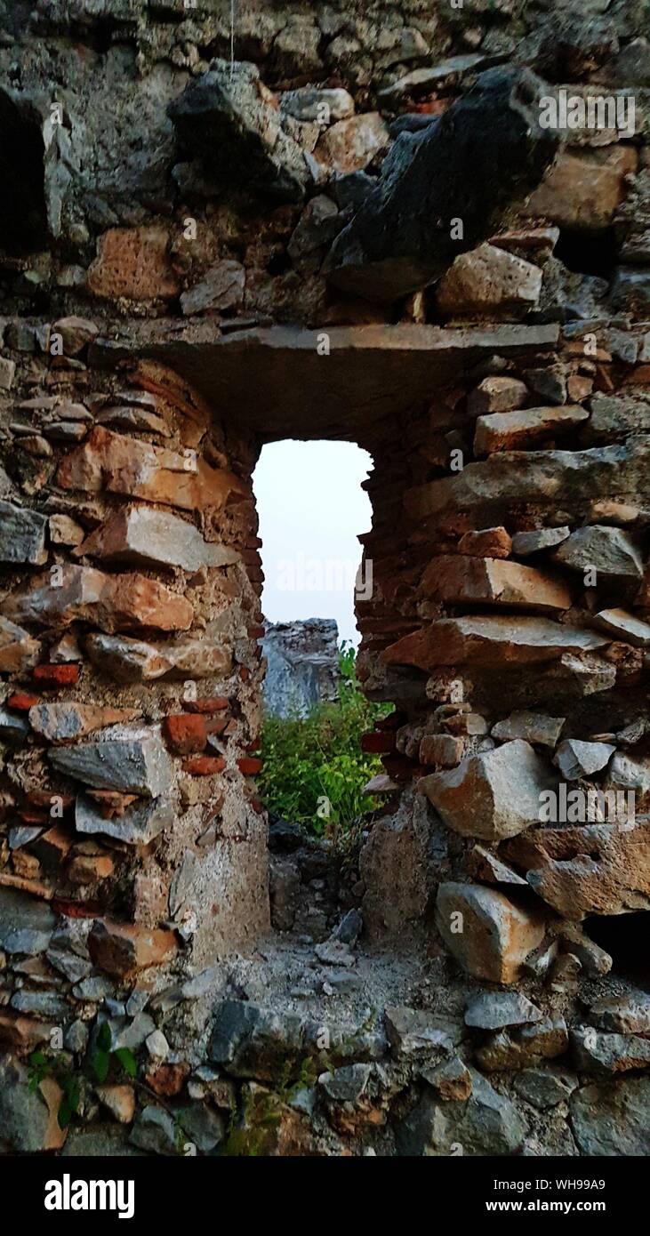Castle wall window hi-res stock photography and images - Alamy