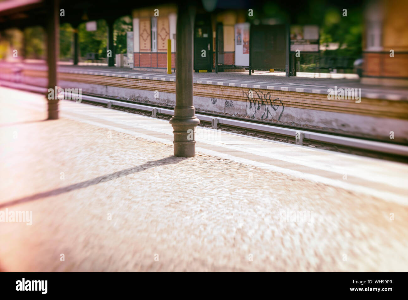 Empty station platform hi-res stock photography and images - Alamy