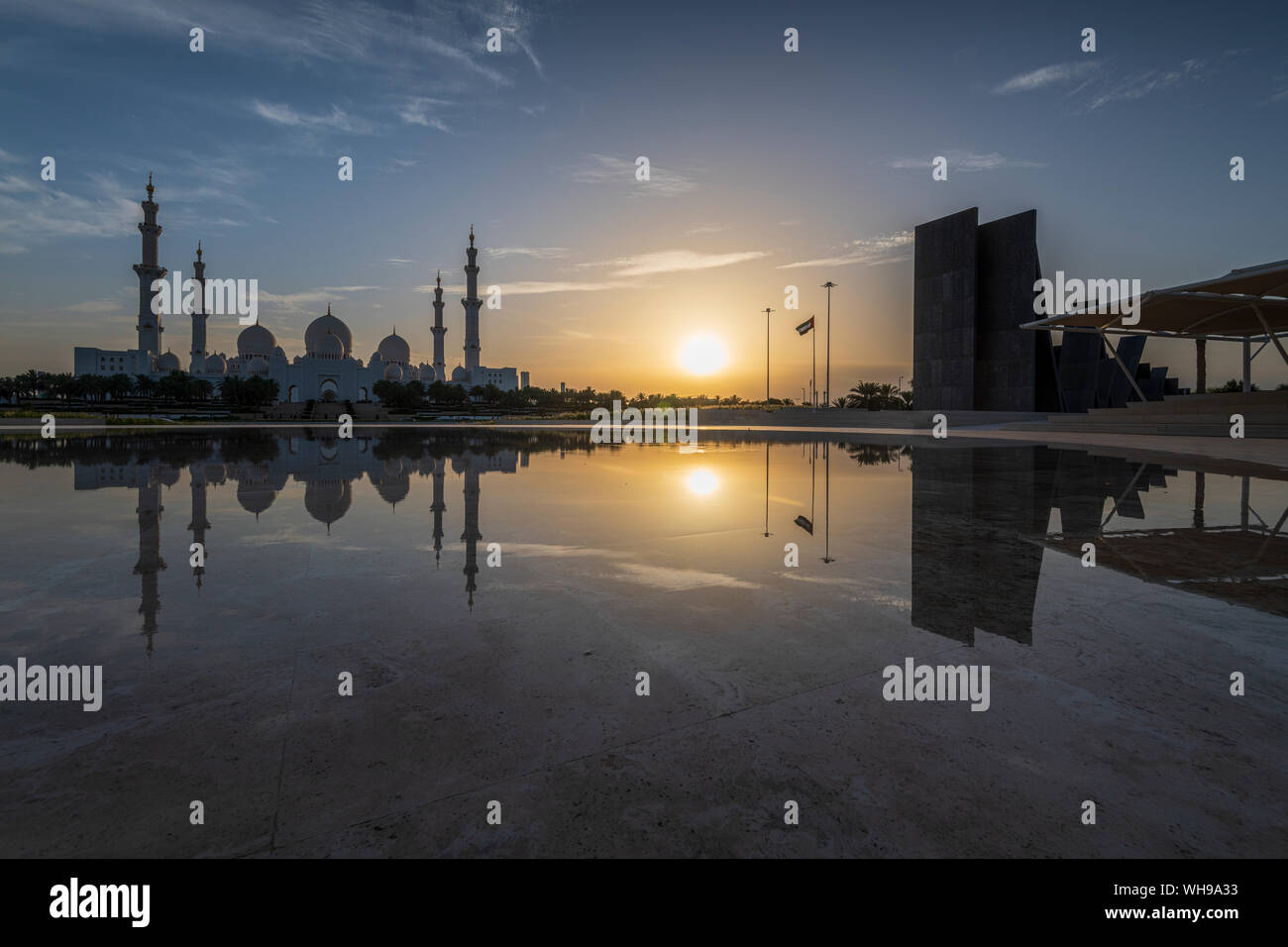 Sheikh Zayed Grand Mosque at sunset, Abu Dhabi, United Arab Emirates ...