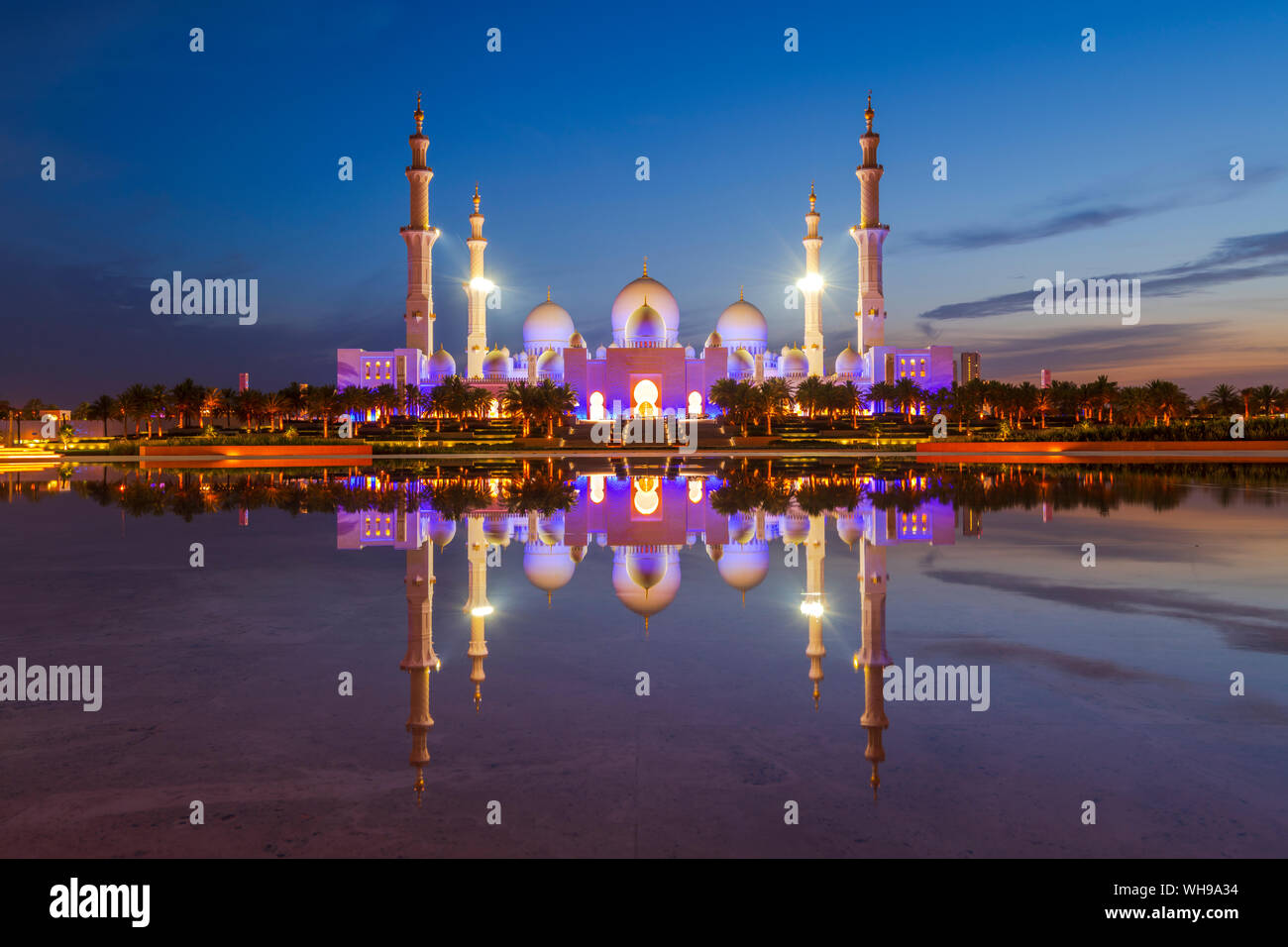Sheikh Zayed Grand Mosque reflected at night, Abu Dhabi, United Arab ...