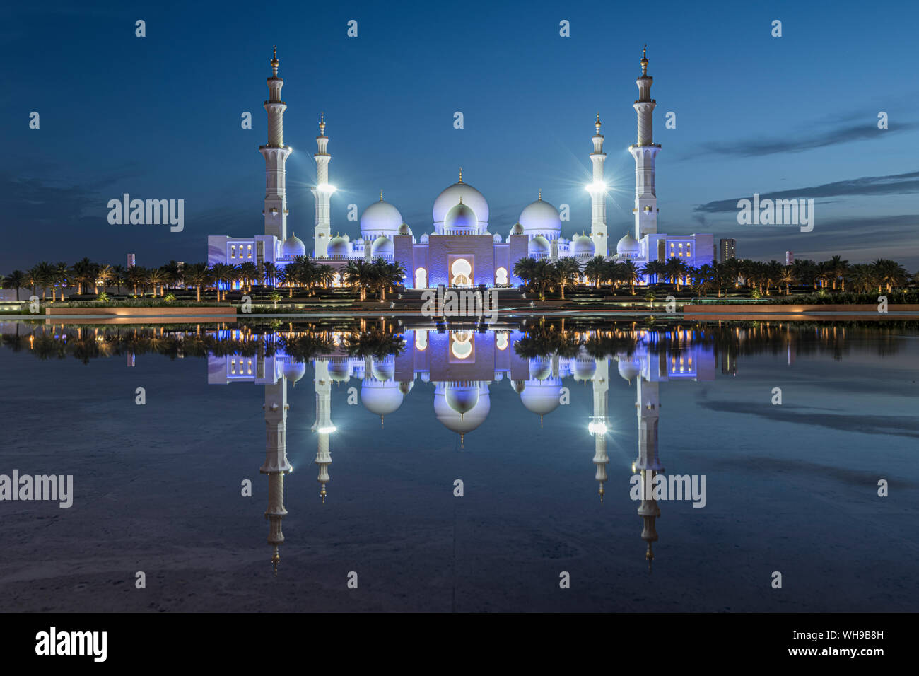 The Sheikh Zayed Grand Mosque in the blue hour, Abu Dhabi, United Arab ...