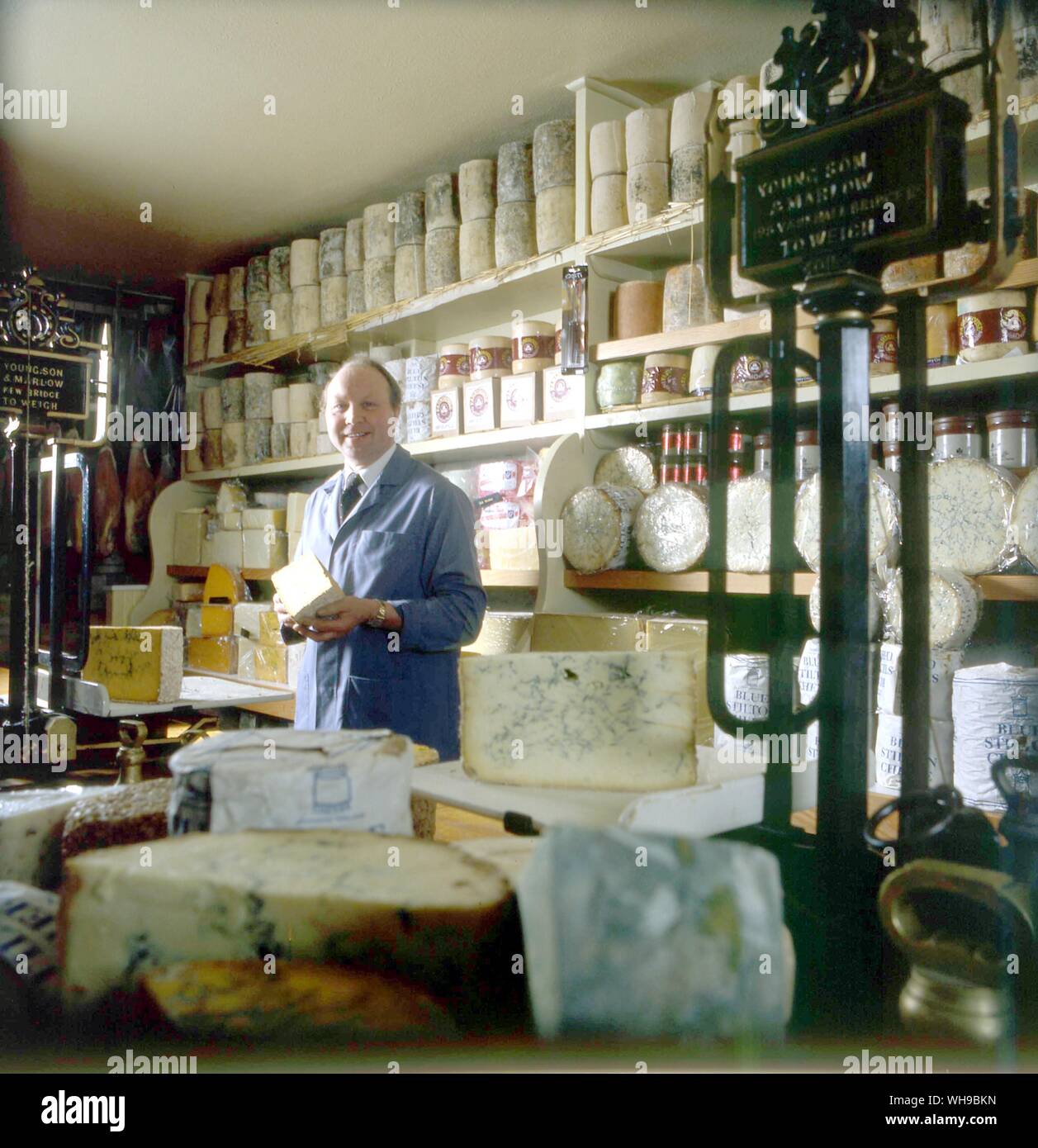 Cheese shop hi-res stock photography and images - Alamy