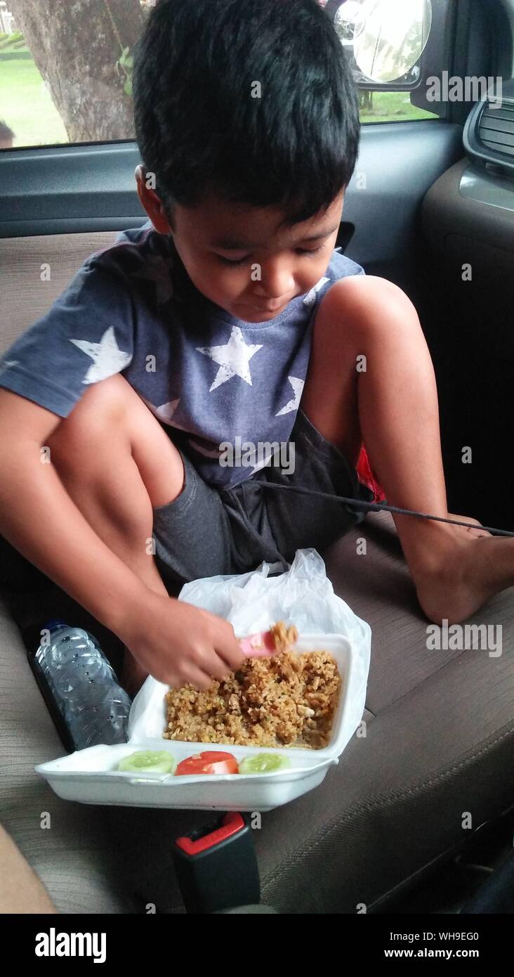 Eating food in car hi-res stock photography and images - Alamy