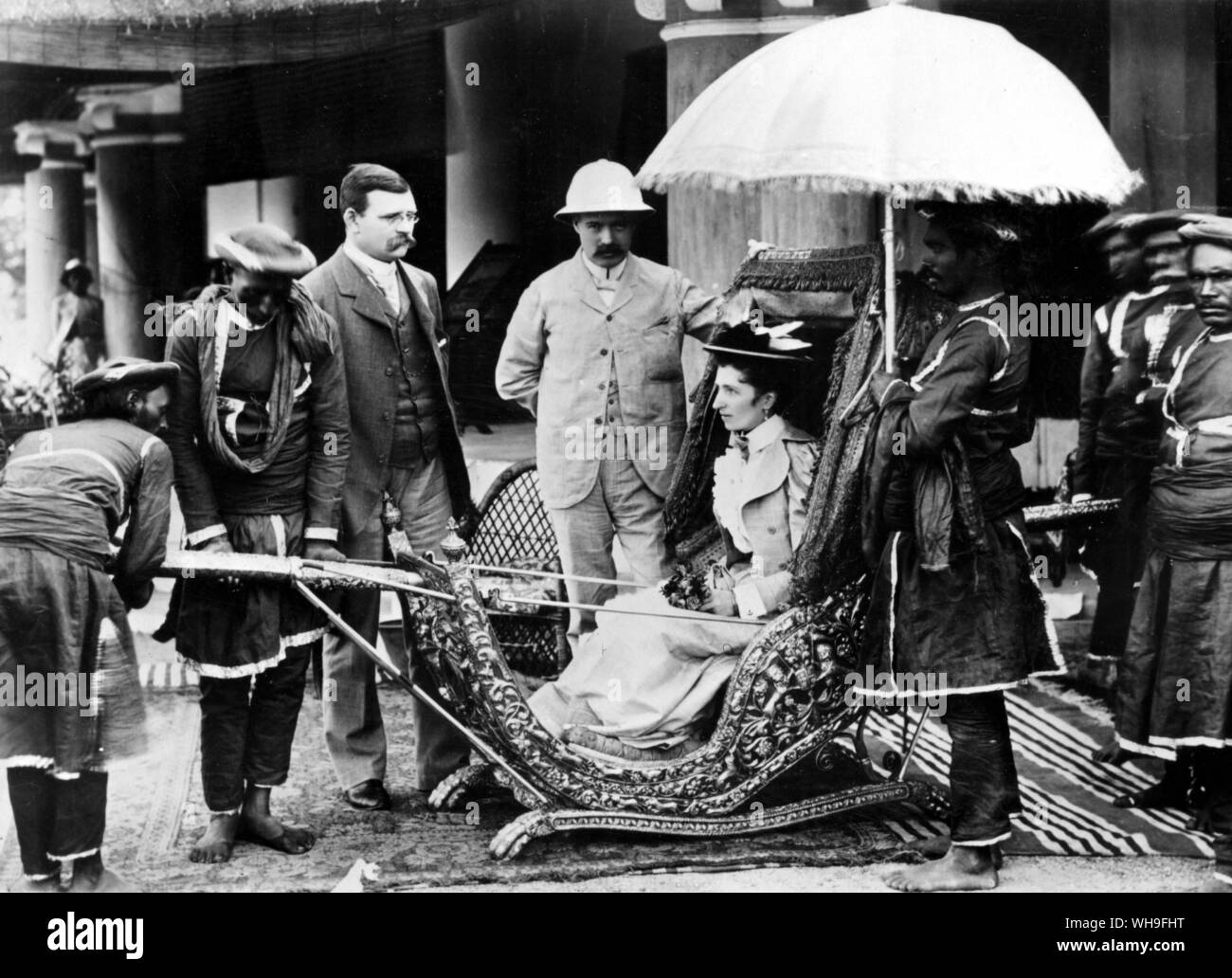 Palanquin hi-res stock photography and images - Alamy