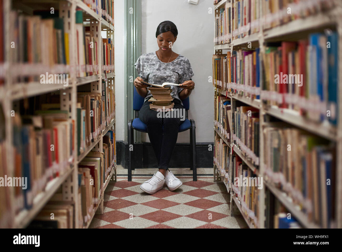 African woman reading a book hi-res stock photography and images - Alamy