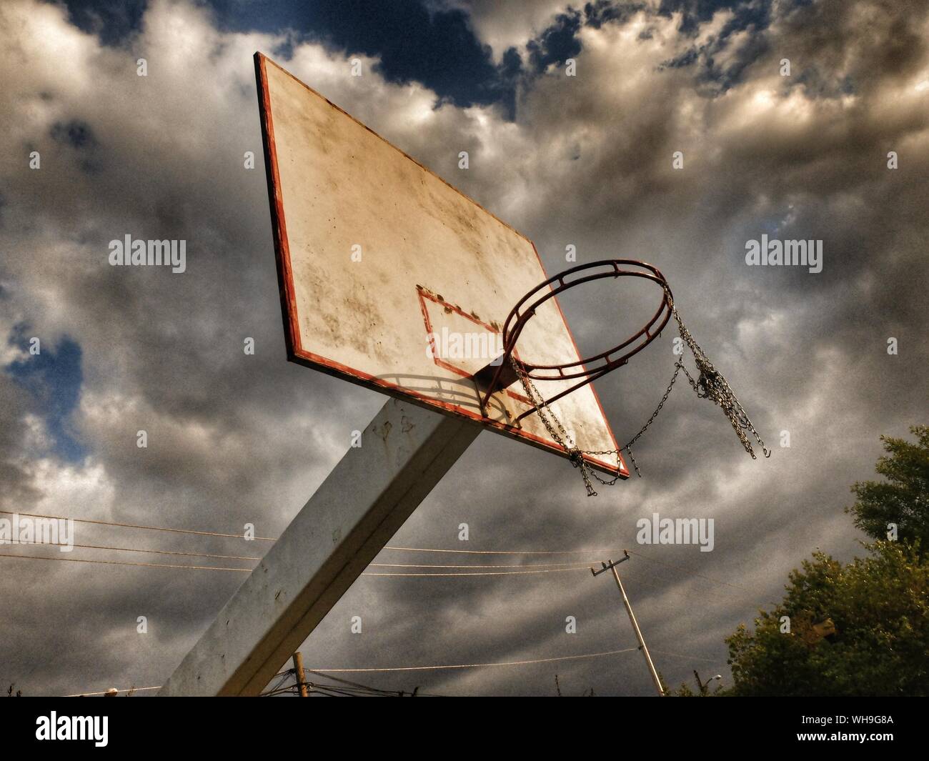 Broken basketball hoop hi-res stock photography and images - Alamy