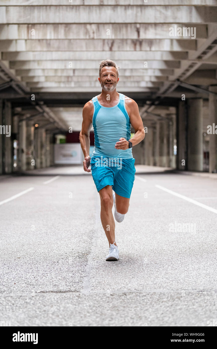 Man men jogging hi-res stock photography and images - Alamy