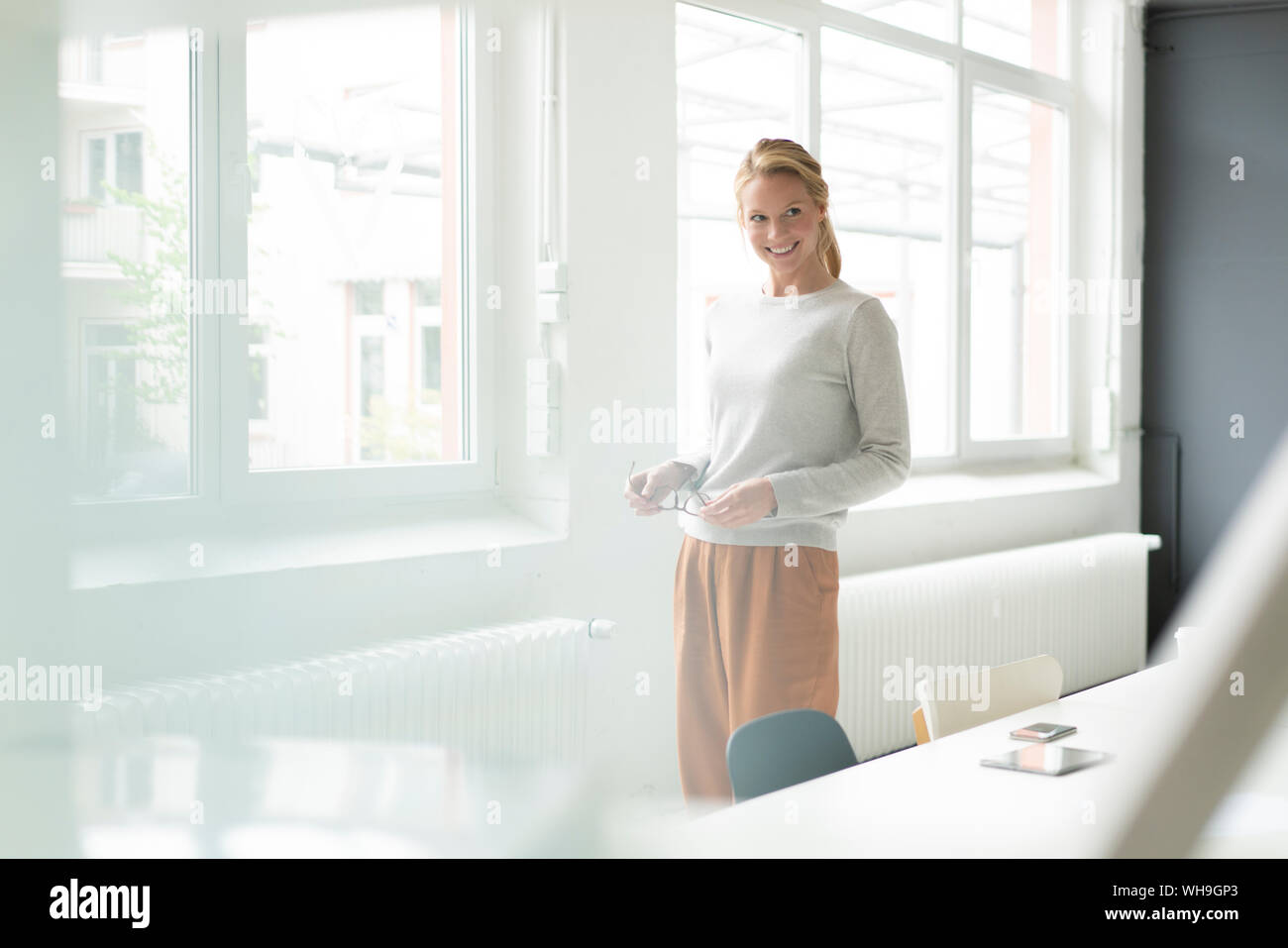 Office desk window woman hi-res stock photography and images - Alamy