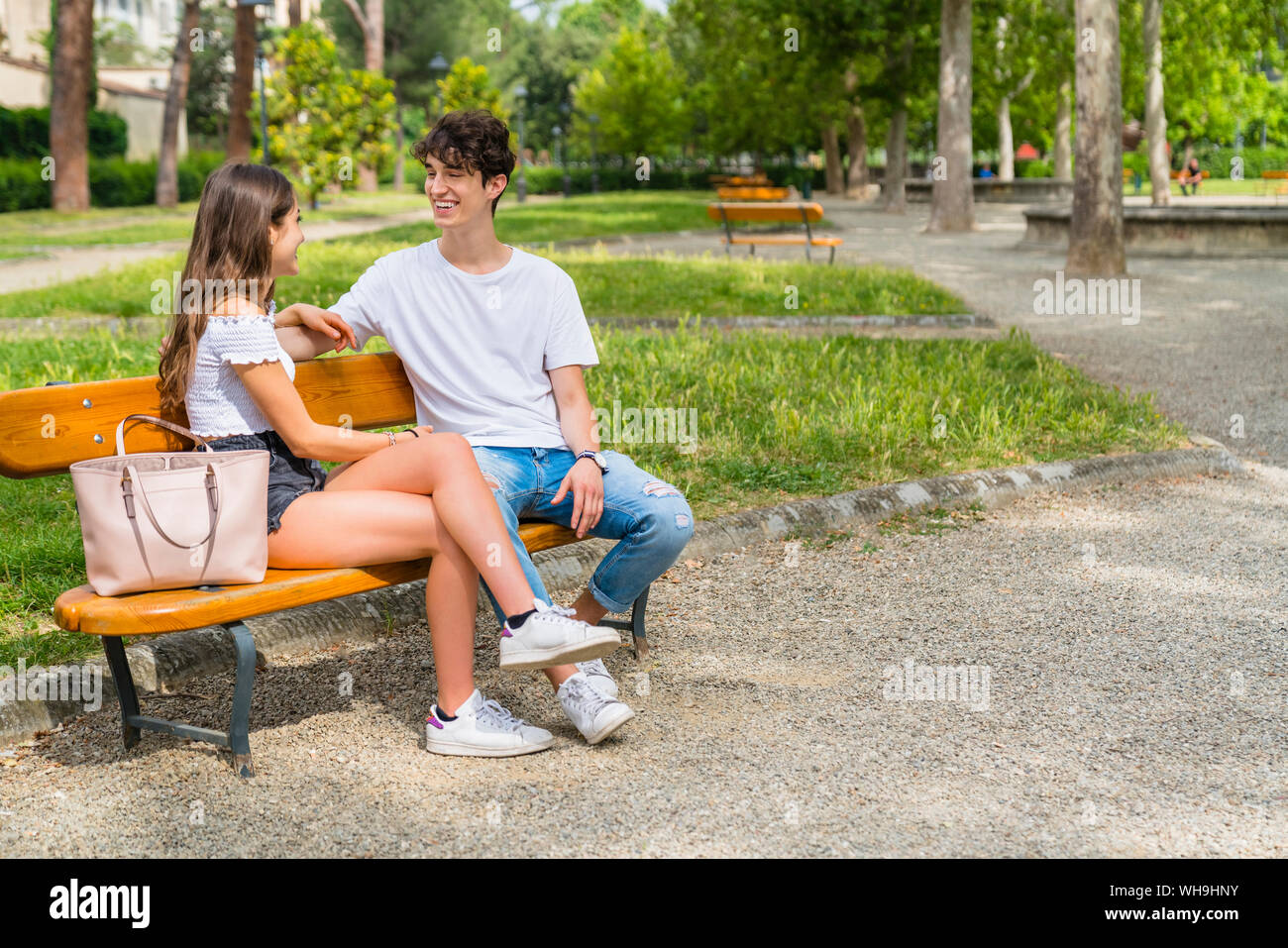 Couple talking park bench hi-res stock photography and images - Alamy
