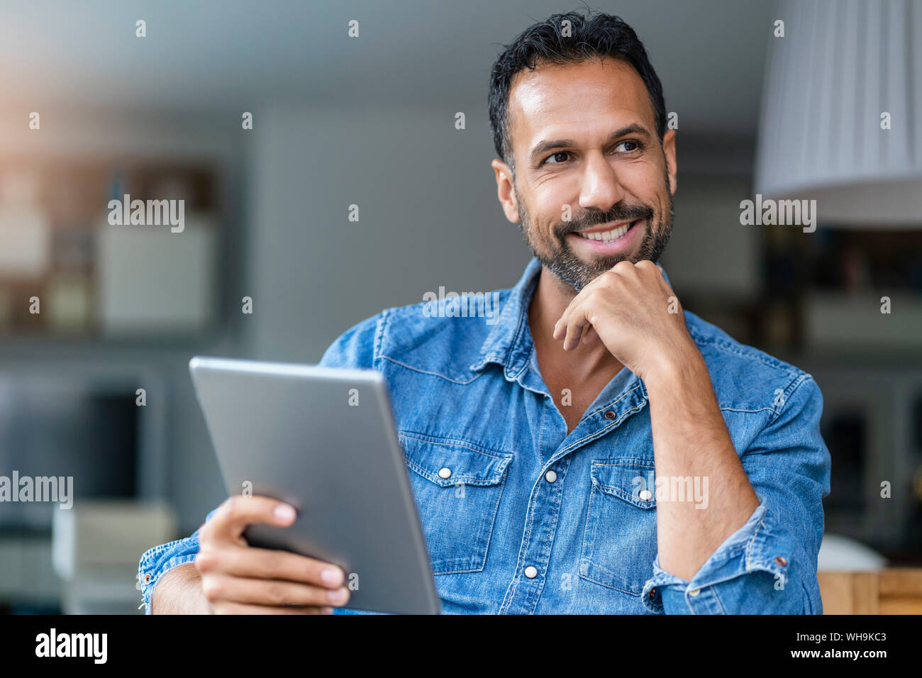 Man tablet dark hi-res stock photography and images - Alamy