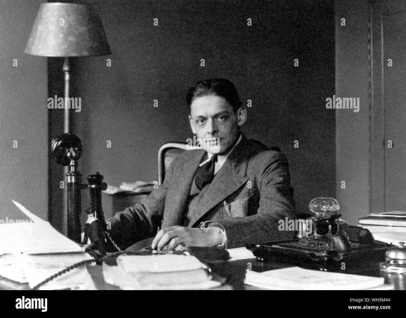 Thomas Stearns Eliot 1888-1965 at his desk at Faber & Faber Stock Photo ...