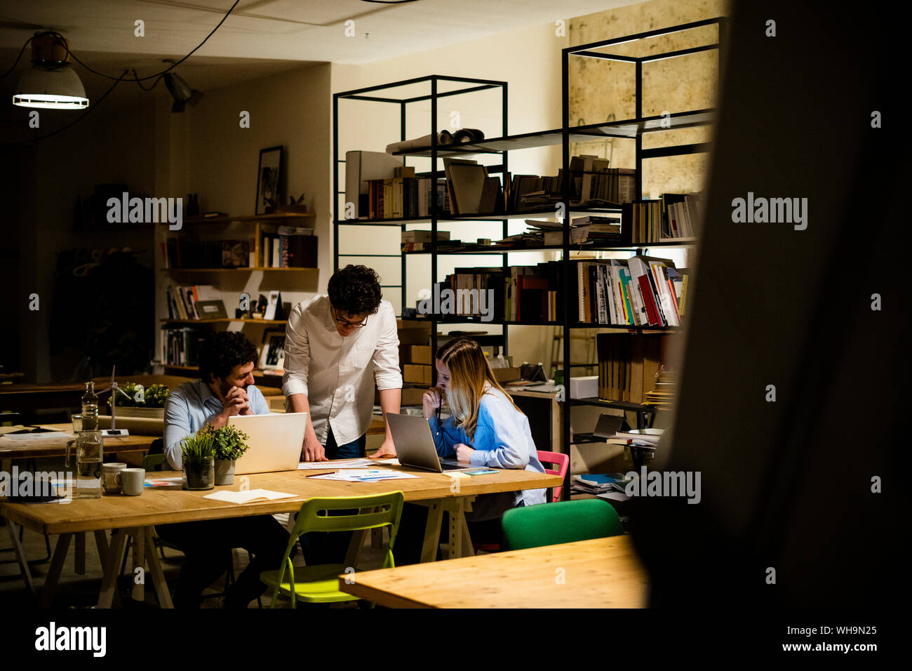 Female office worker late hi-res stock photography and images - Alamy