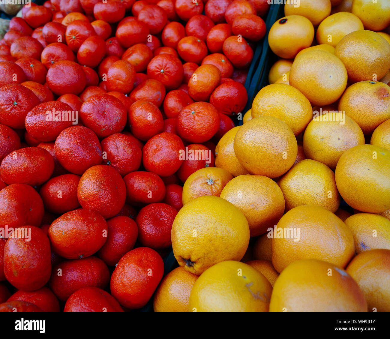Fresh fruit market stall hi-res stock photography and images - Alamy