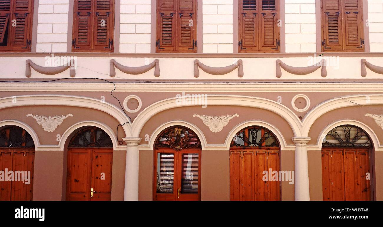 Side doors hi-res stock photography and images - Alamy